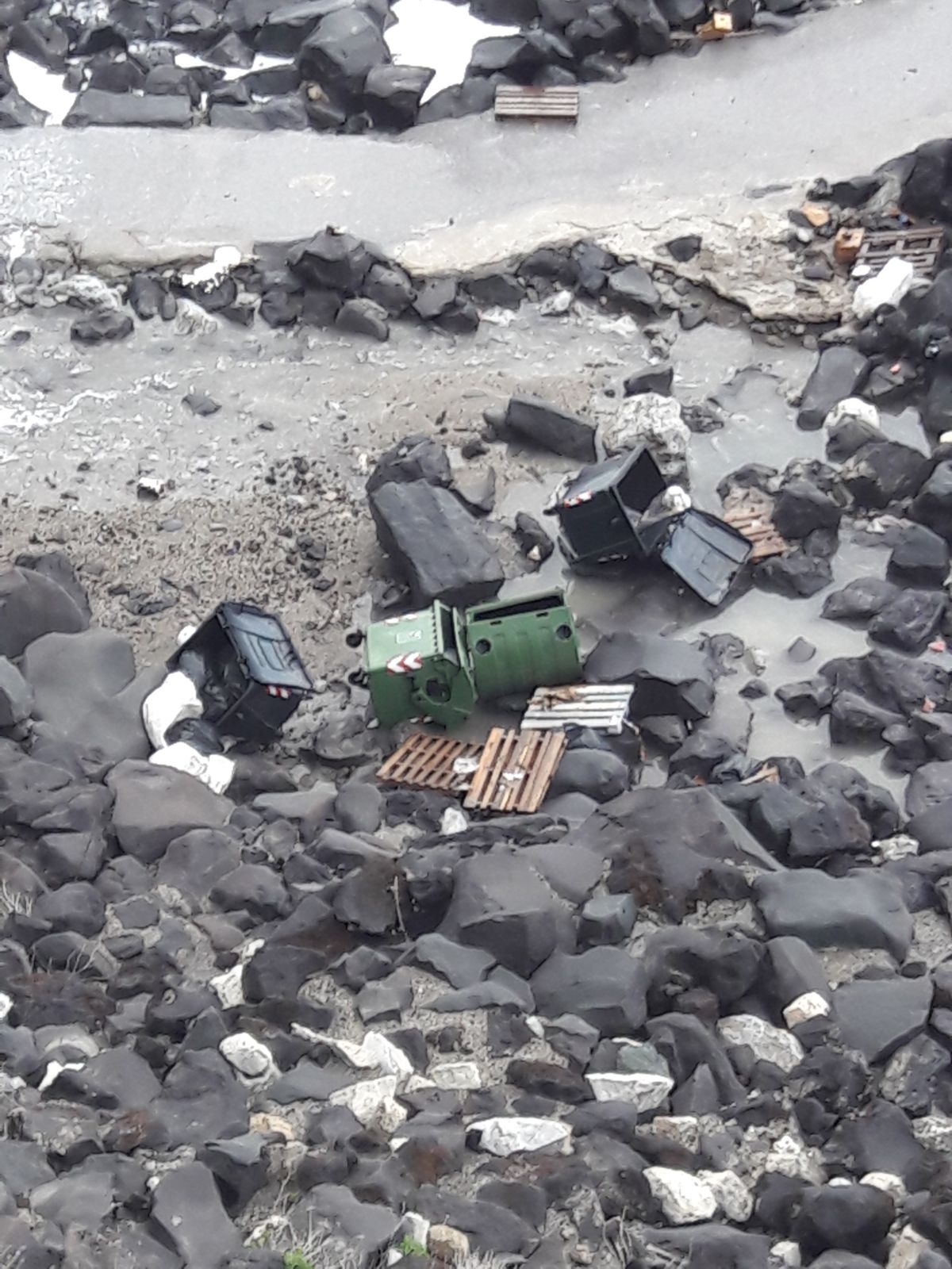 Messina. Disastro ambientale a Ginostra: in mare grande quantità di rifiuti