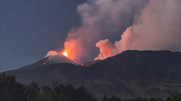Etna: colata lavica a 3000 metri, si apre una nuova bocca effusiva