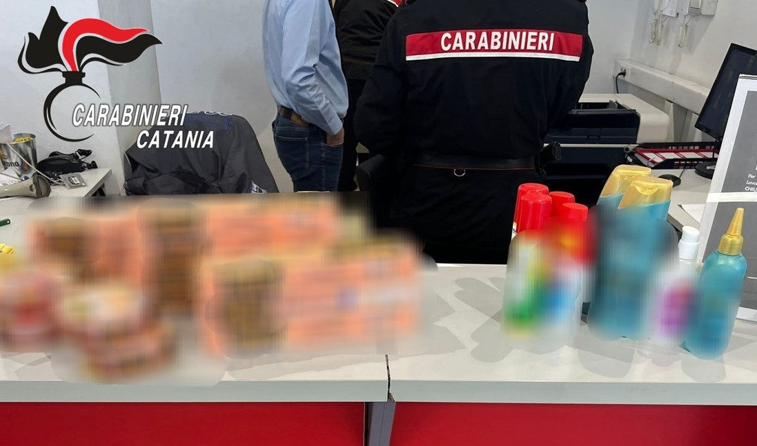 Biancavilla (CT), ruba profumi e generi alimentari in un supermercato: arrestata