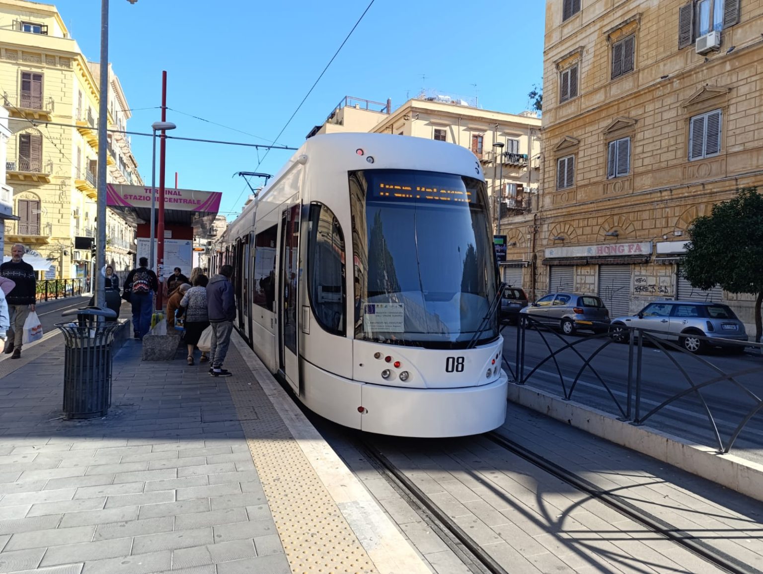 Camion con autoscala trancia cavi elettrici, tram bloccati a Palermo