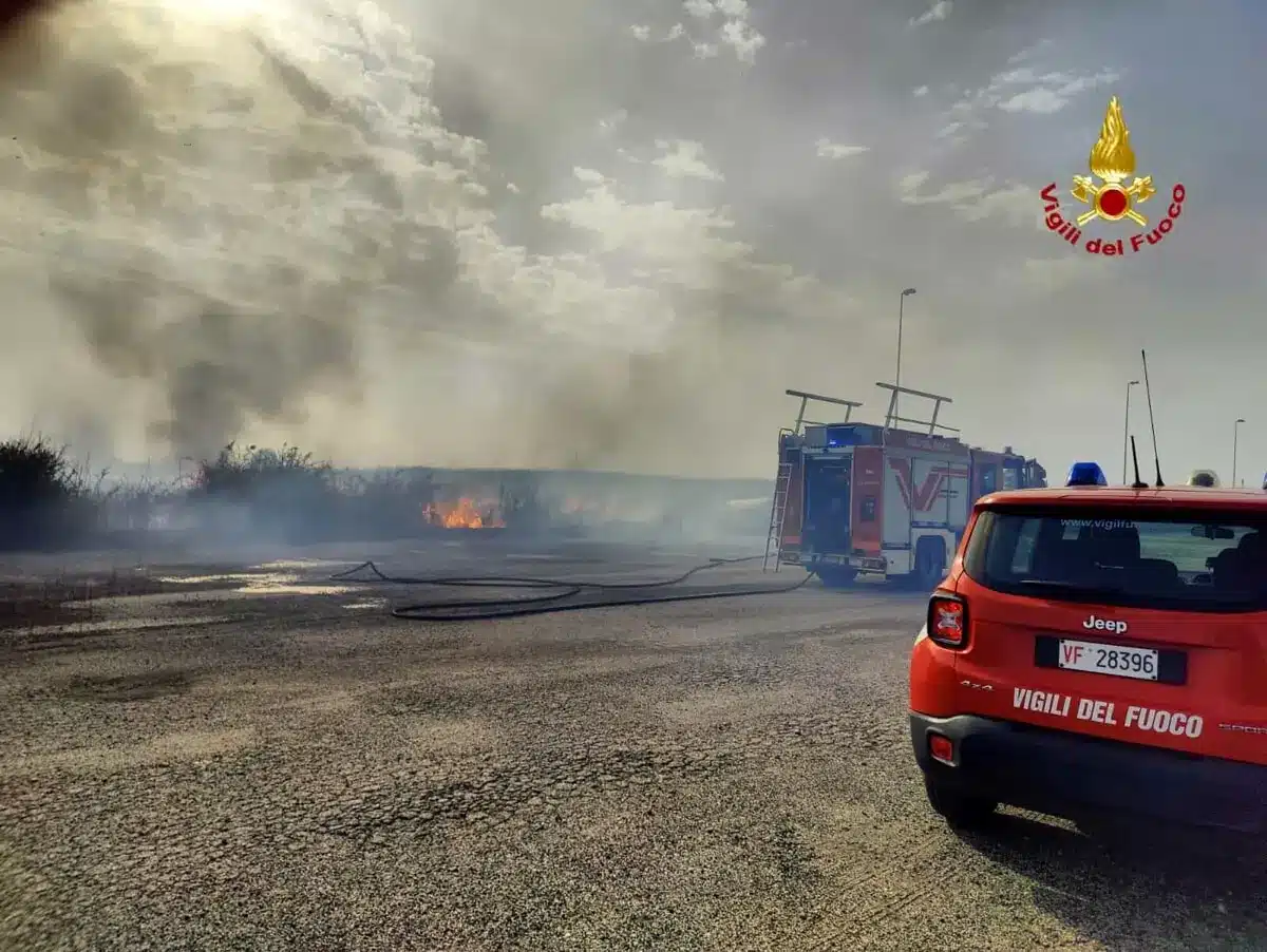 Incendio vicino l'aeroporto di Catania: sospesi i voli, intervento dei ...
